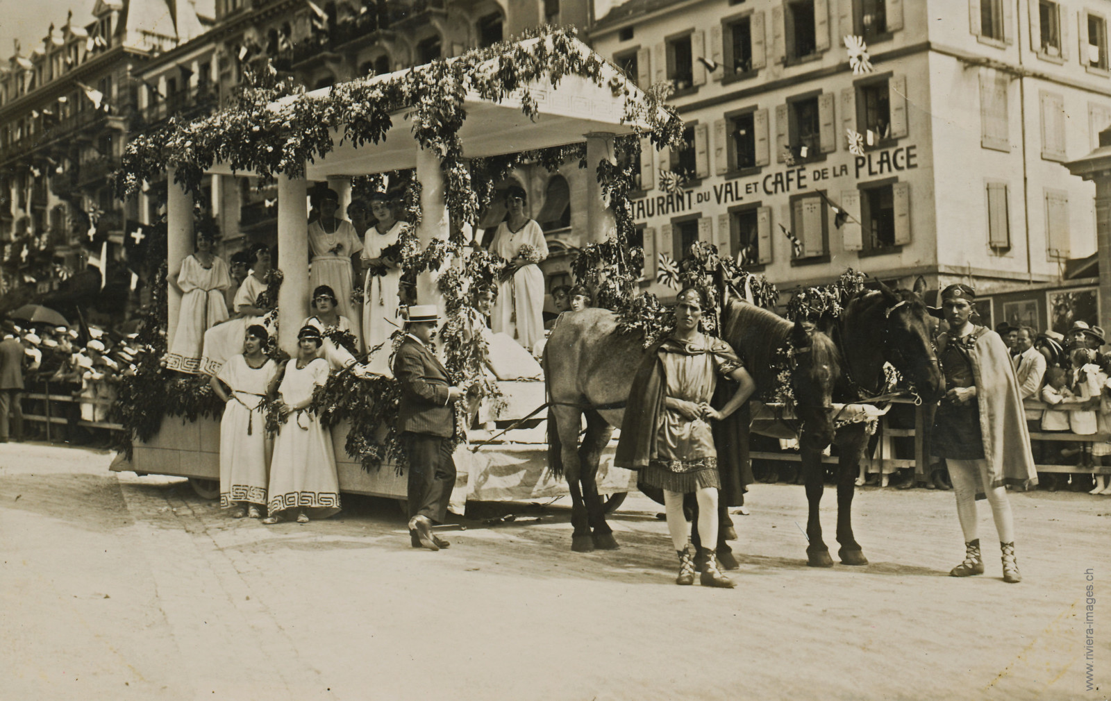 Restaurant du Val et Café de la Place | Riviera-Images
